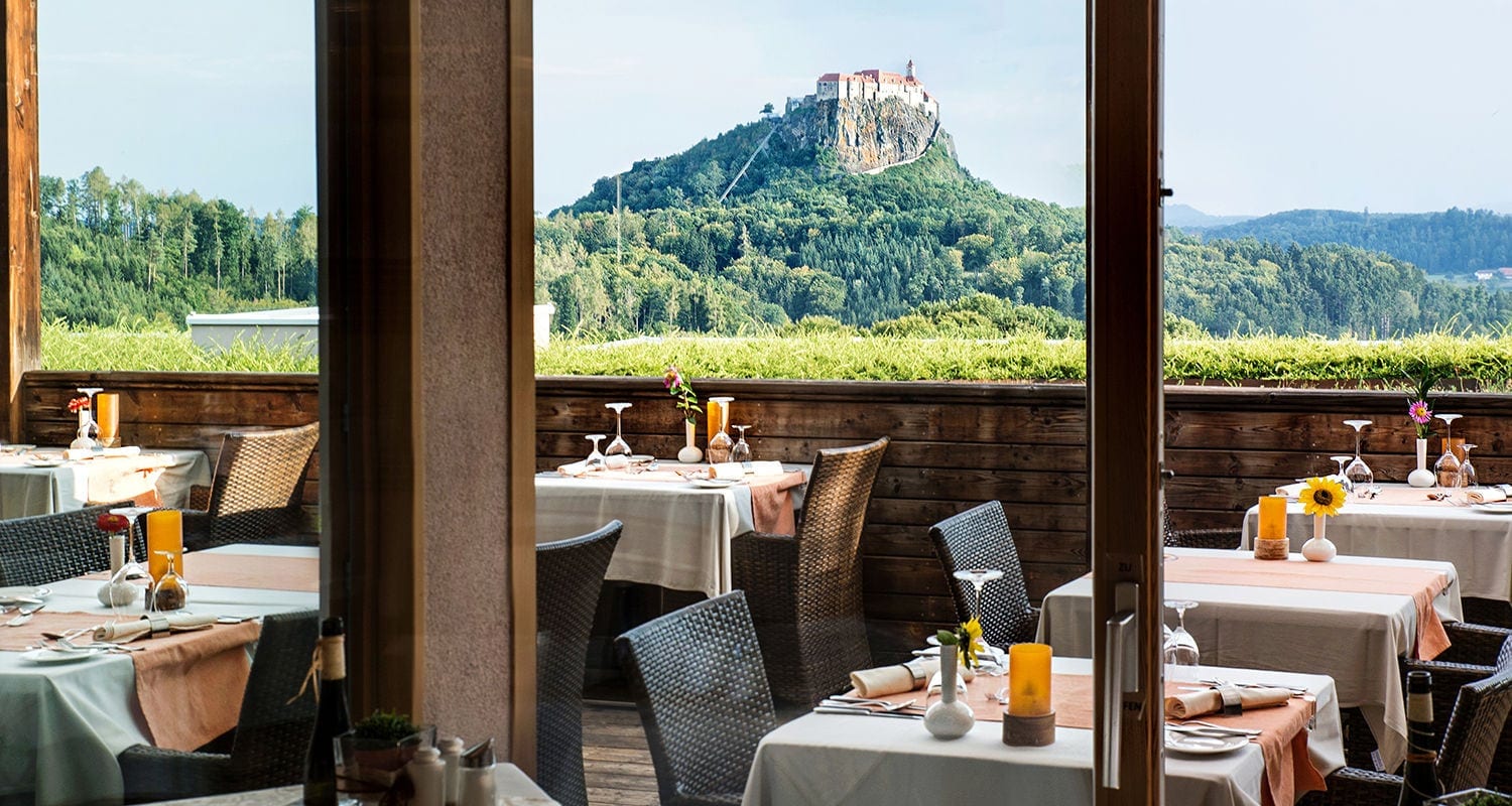 Restaurant und Terrasse - Genusshotel Riegersburg
